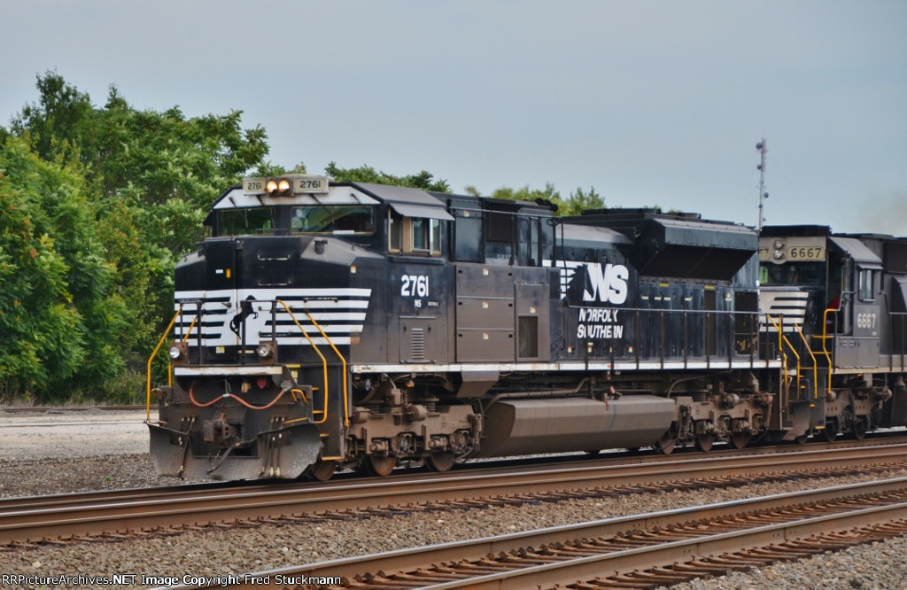 NS 2761 leads a westbound mixer.